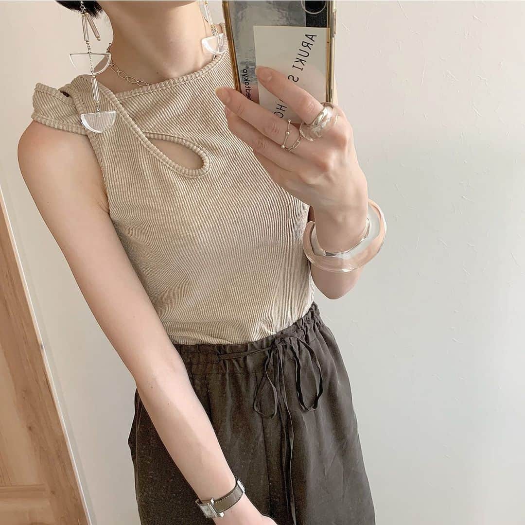 ukapiさんのインスタグラム写真 - (ukapiInstagram)「. . @shaggie_official さんの スラブリブイレギュラートップス🐑 . こうゆう変形TOPS、今年 ...