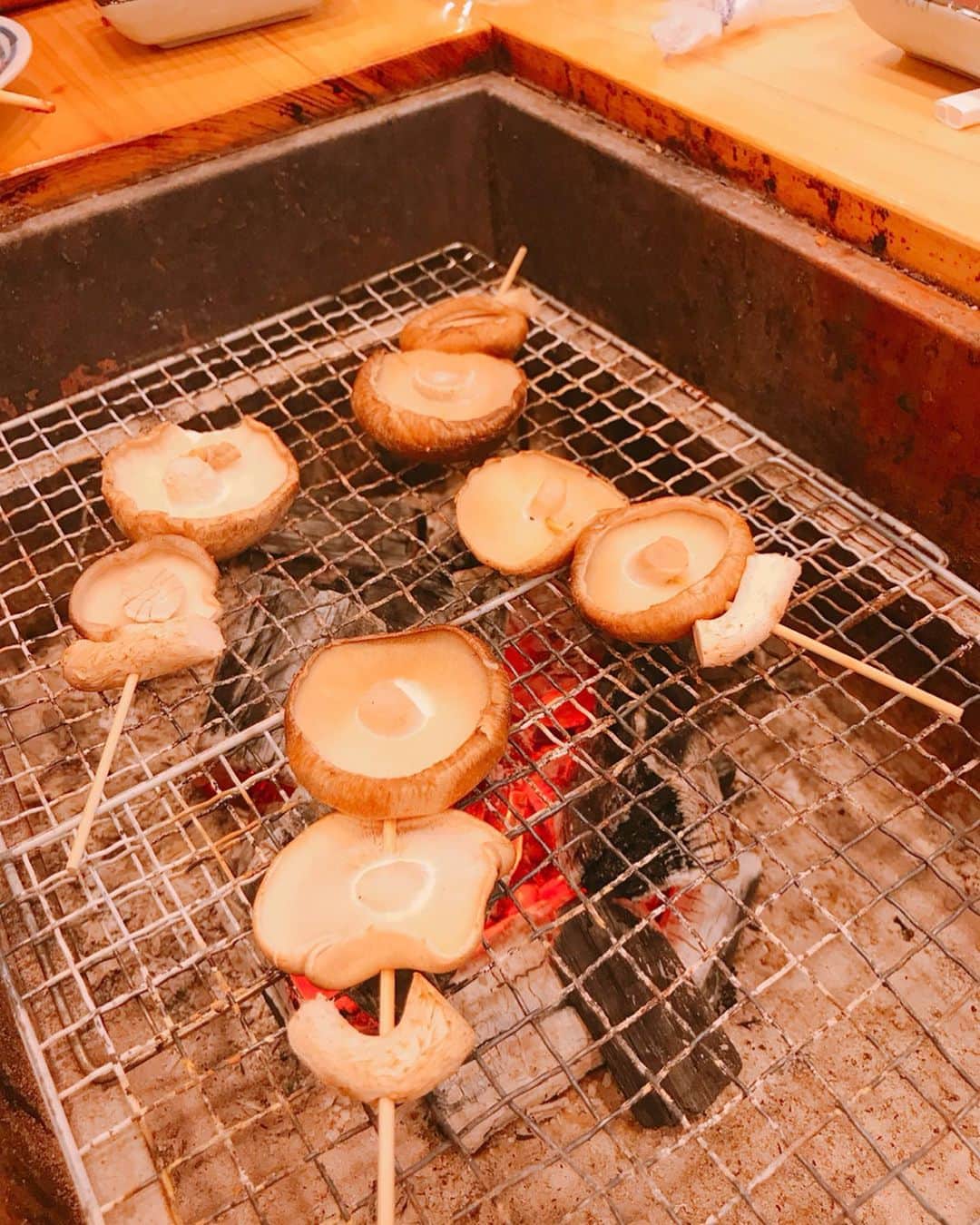 眞木美咲パメラさんのインスタグラム写真 - (眞木美咲パメラInstagram)「🌿 . 台風すぎたかな？ . ちょっと前に熱海にいってきたよ！ 泊まったvillaが素敵🌿 地ビール呑んで ...