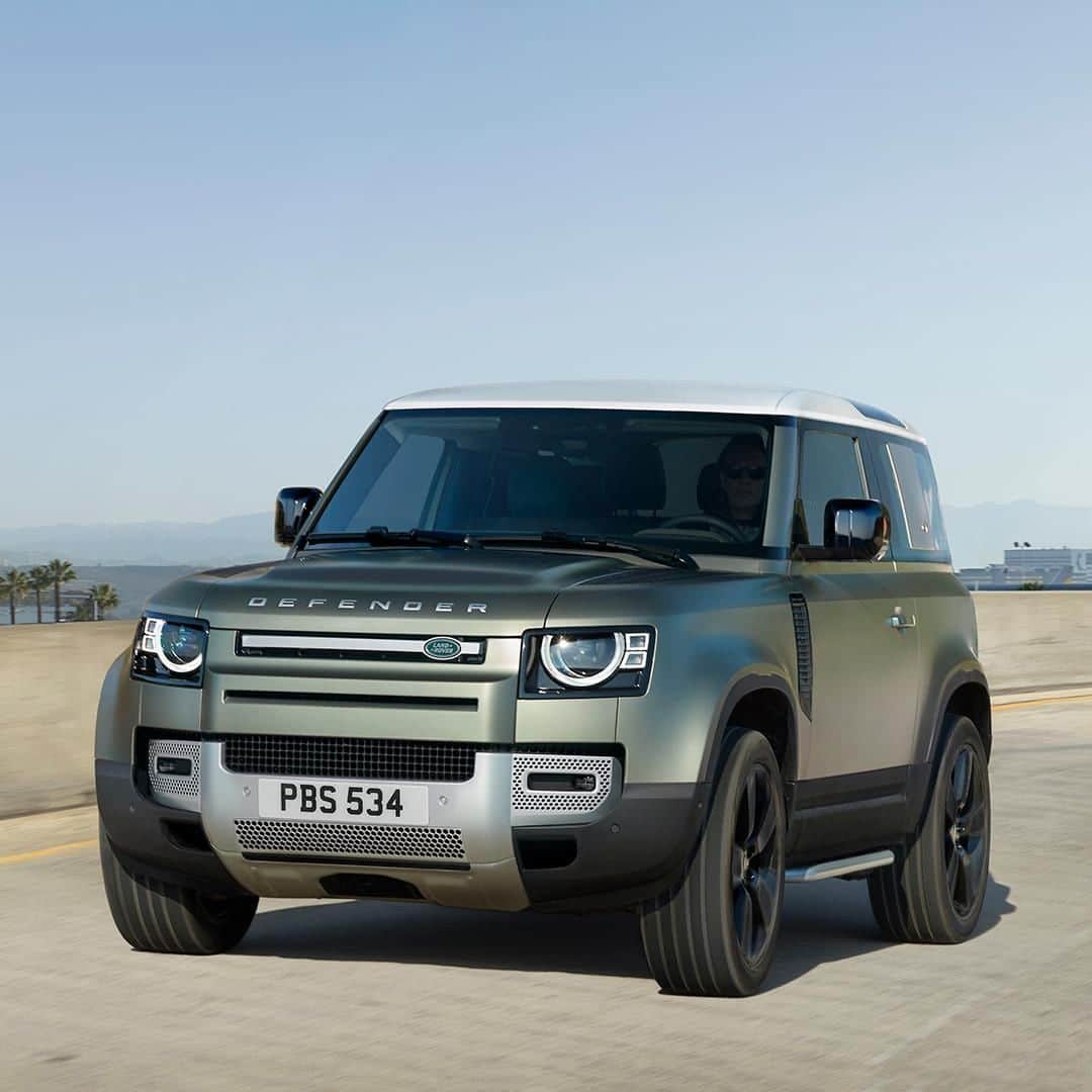 Land Roverさんのインスタグラム写真 - (Land RoverInstagram)「Navigate the concrete ...