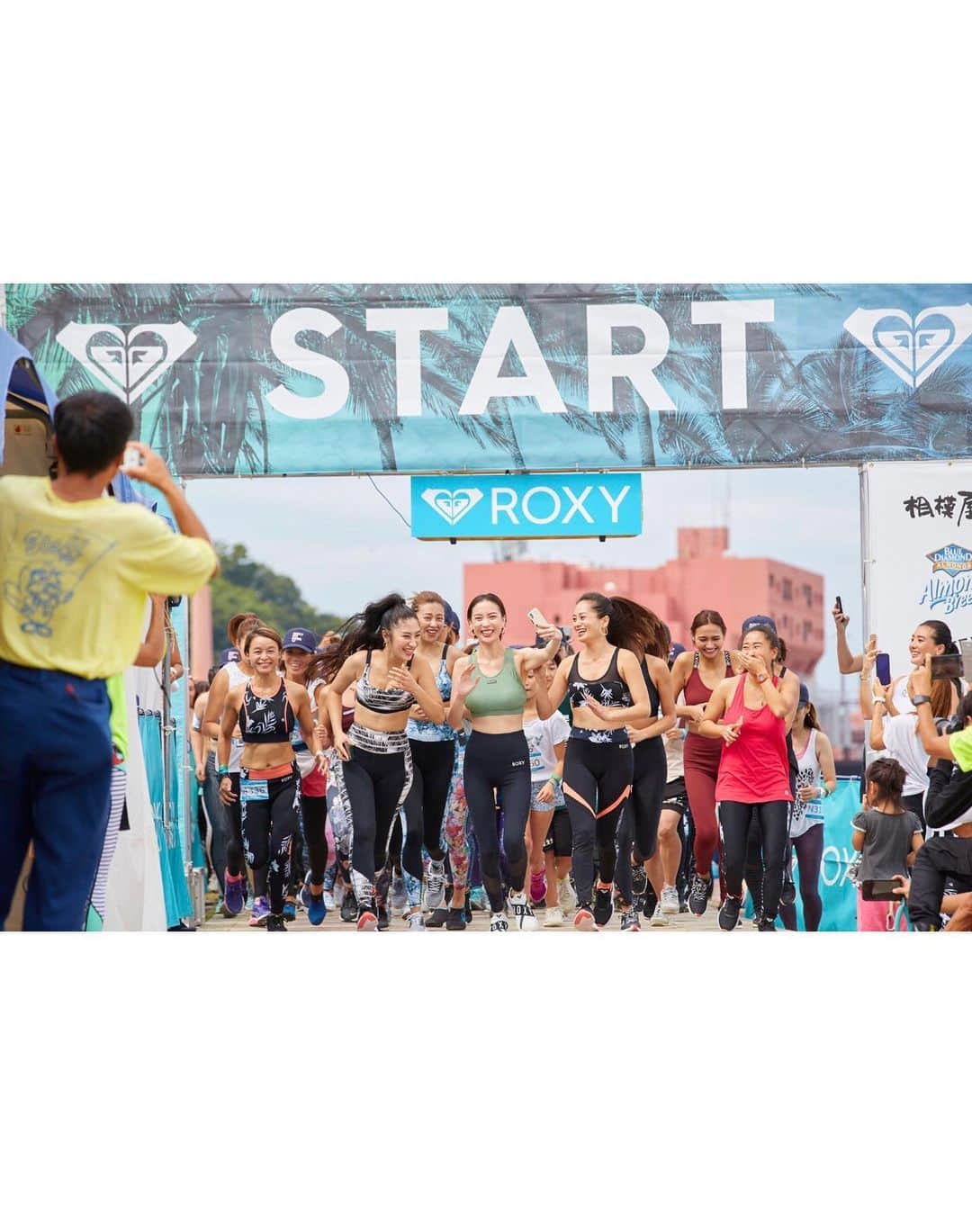 ソンイさんのインスタグラム写真 - (ソンイInstagram)「日曜はROXY RUN SUP YOGA in 大阪🏃🏻‍♀️🏄🏻‍♀️🧘🏻‍♀️🏝💗 地方泊まりだったので、息子&イベント ...