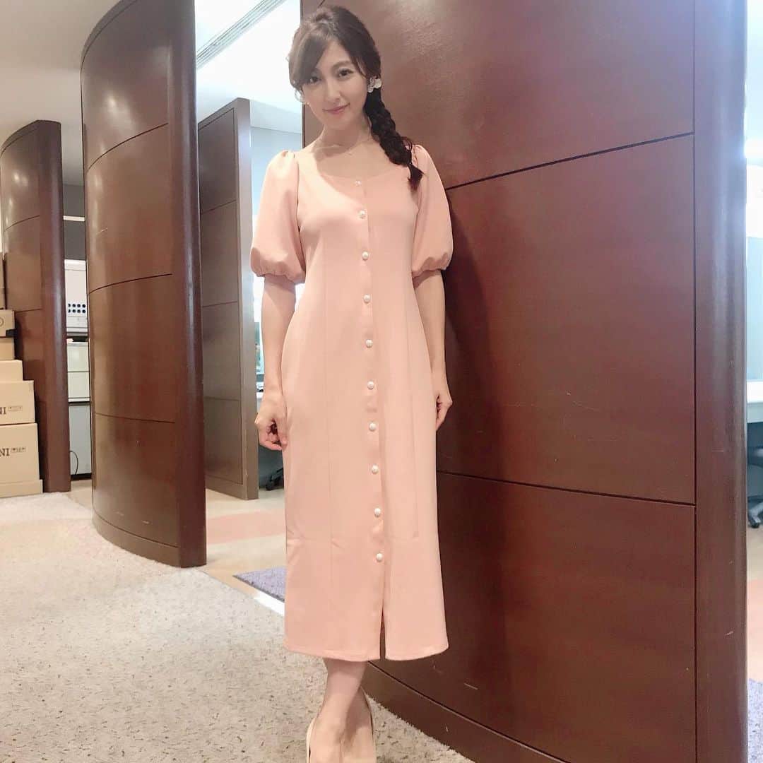 熊田曜子さんのインスタグラム写真 - (熊田曜子Instagram)「大阪での収録が終わったよ🎥 @pearlbee0618 の新作ワンピースはシルエットが綺麗でお気に入り💓 #tv # ...
