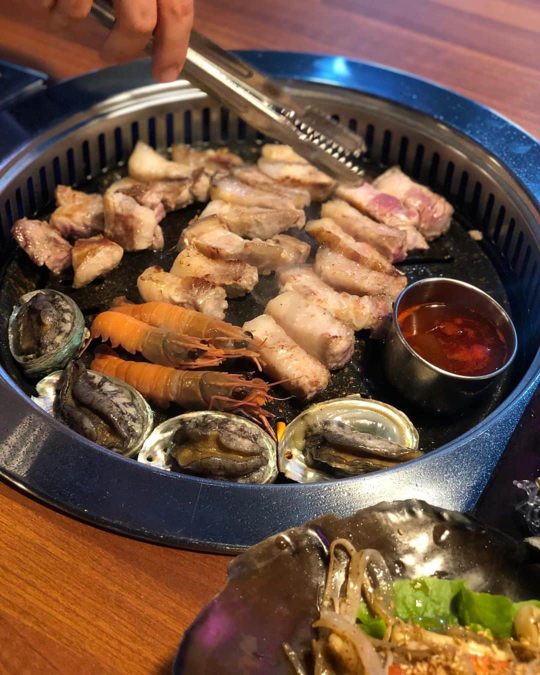 Ayuminさんのインスタグラム写真 - (AyuminInstagram)「🇰🇷チェジュ島旅行🇰🇷 エウォル海岸付近でチェジュ島名物の 黒豚 ...