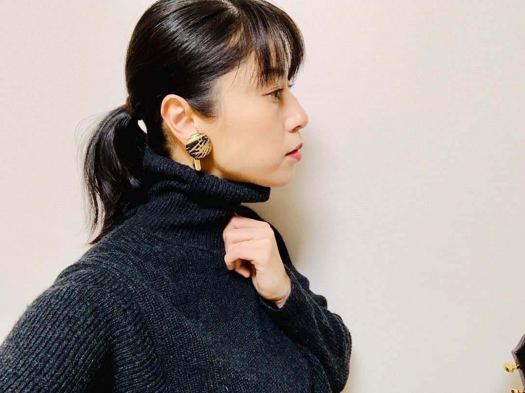 月船さららさんのインスタグラム写真 - (月船さららInstagram)「セーターデビュー。 西條三恵から貰ったイヤリングはタートルセーターに ...