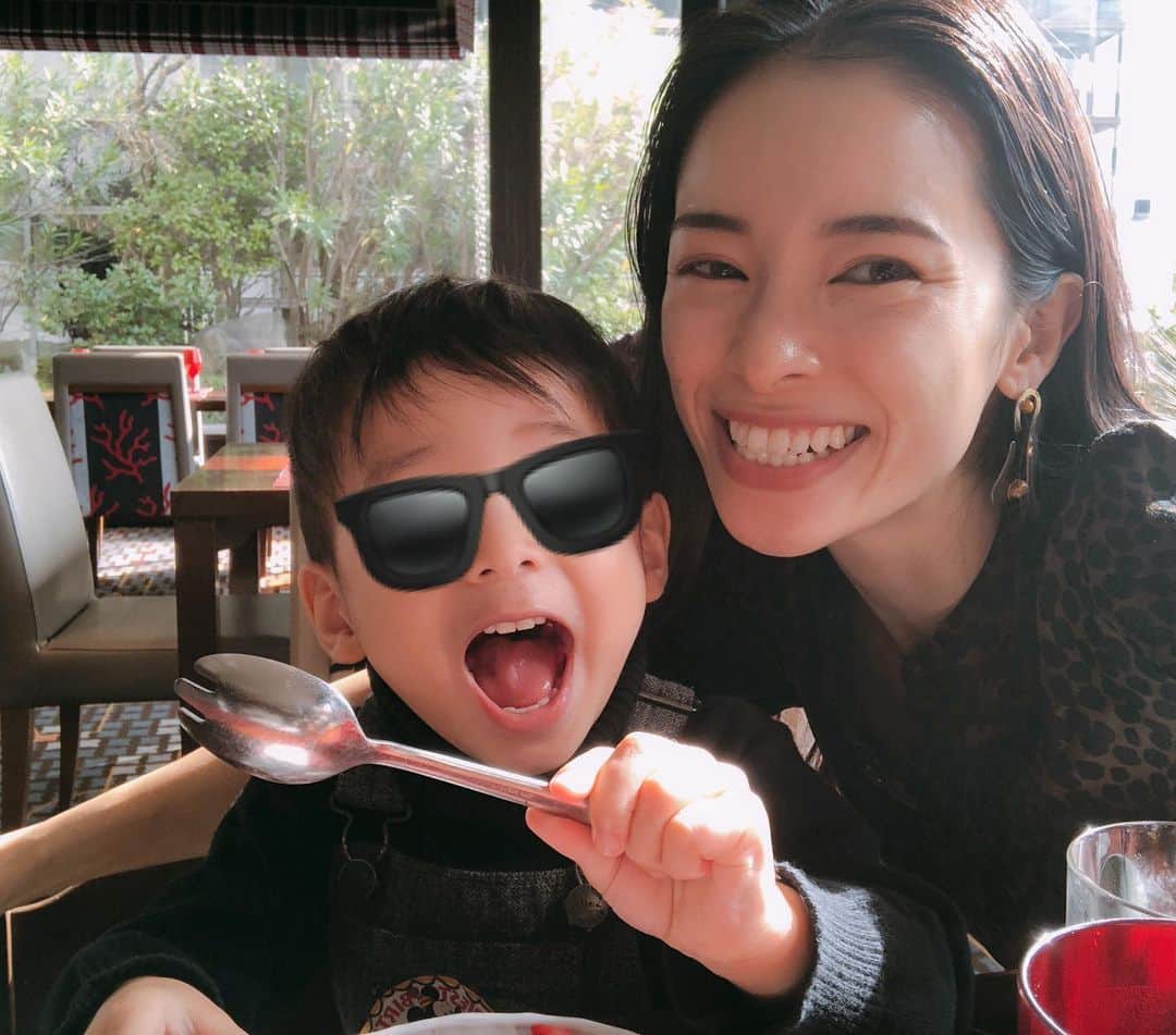 尾崎紗代子さんのインスタグラム写真 - (尾崎紗代子Instagram)「息子の3歳誕生日の日は 初めてディズニーランドホテルに宿泊。 美女と ...
