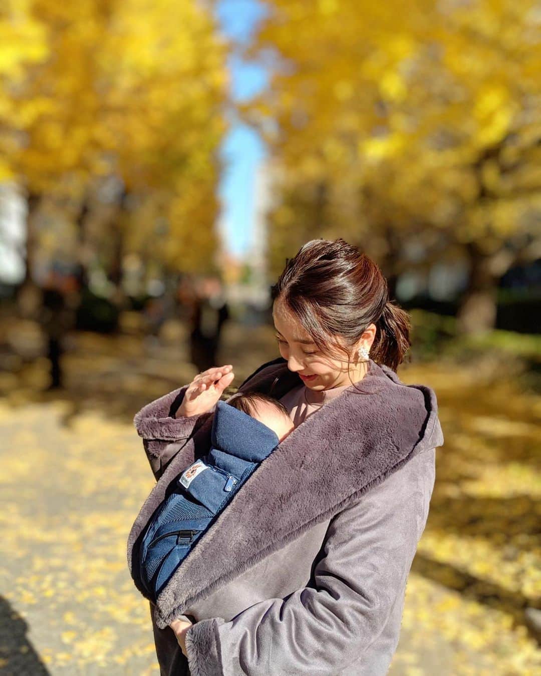 小野恵美さんのインスタグラム写真 - (小野恵美Instagram)「日曜日の比較的暖かい昼間にお散歩。 イチョウが鮮やかに輝いていましたよ💛 ...