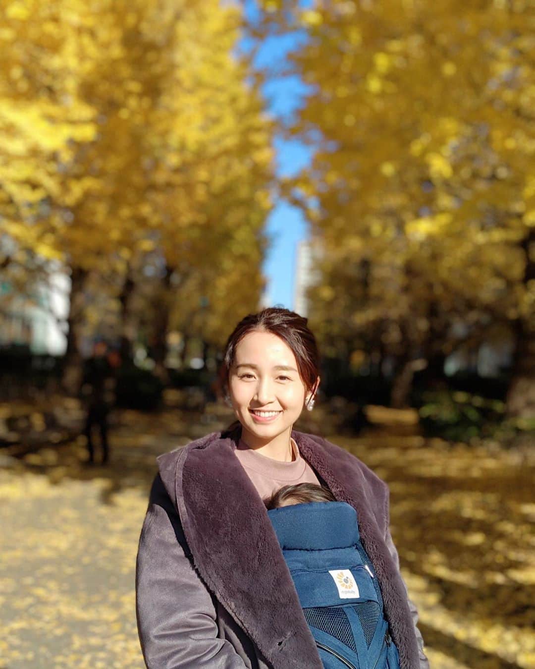小野恵美さんのインスタグラム写真 - (小野恵美Instagram)「日曜日の比較的暖かい昼間にお散歩。 イチョウが鮮やかに輝いていましたよ💛 ...