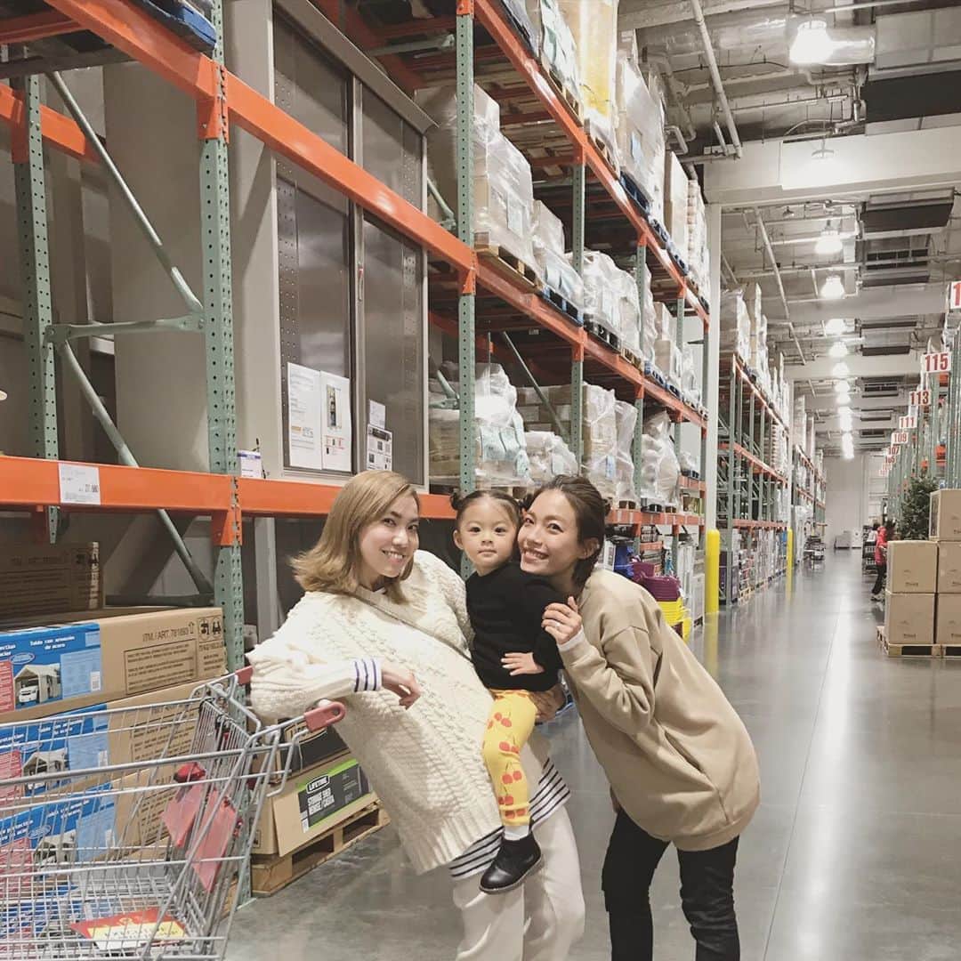 HALCAさんのインスタグラム写真 - (HALCAInstagram)「愛するファミリーと #コストコ へ🛒🎶﻿ わたしの癒しの存在“こっこ”こと小春ちゃんは、﻿ ファンシーで可愛いオモチャ ...