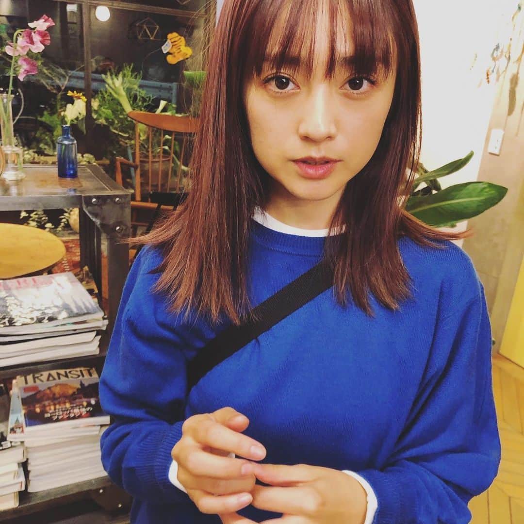 安達祐実さんのインスタグラム写真 安達祐実instagram 「💙💙💙 髪色 ピンク味のあるベージュ 次の作品撮影中」11月19日