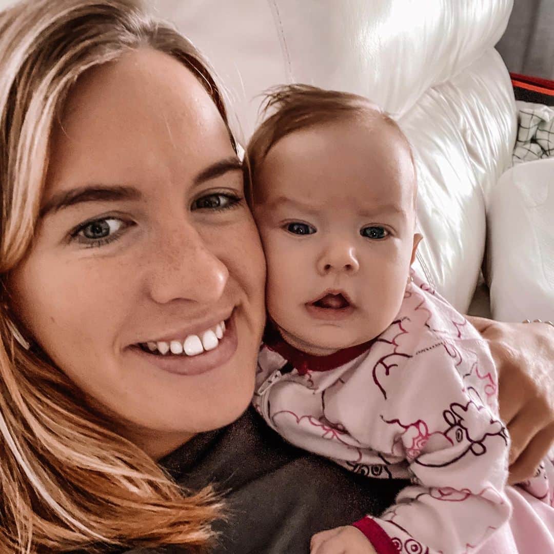 マリア・コミサロワさんのインスタグラム写真 - (マリア・コミサロワInstagram)「Я готова сметать все ⠀ У ...