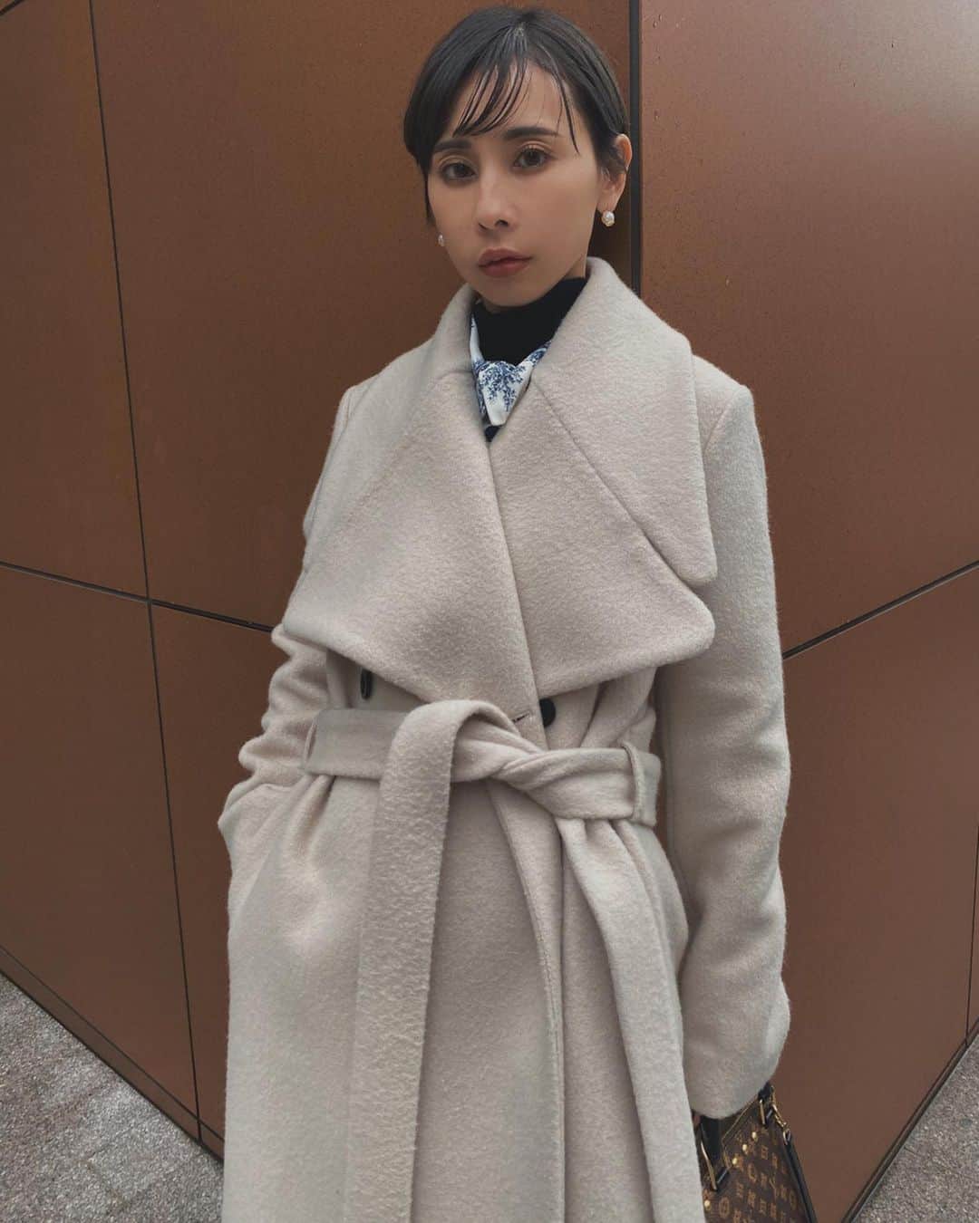 黒石奈央子さんのインスタグラム写真 - (黒石奈央子Instagram)「ダンボコートのIVOカラー😍 . UNDRESSED DAMBO COLLAR LONG COAT ¥37000 ...