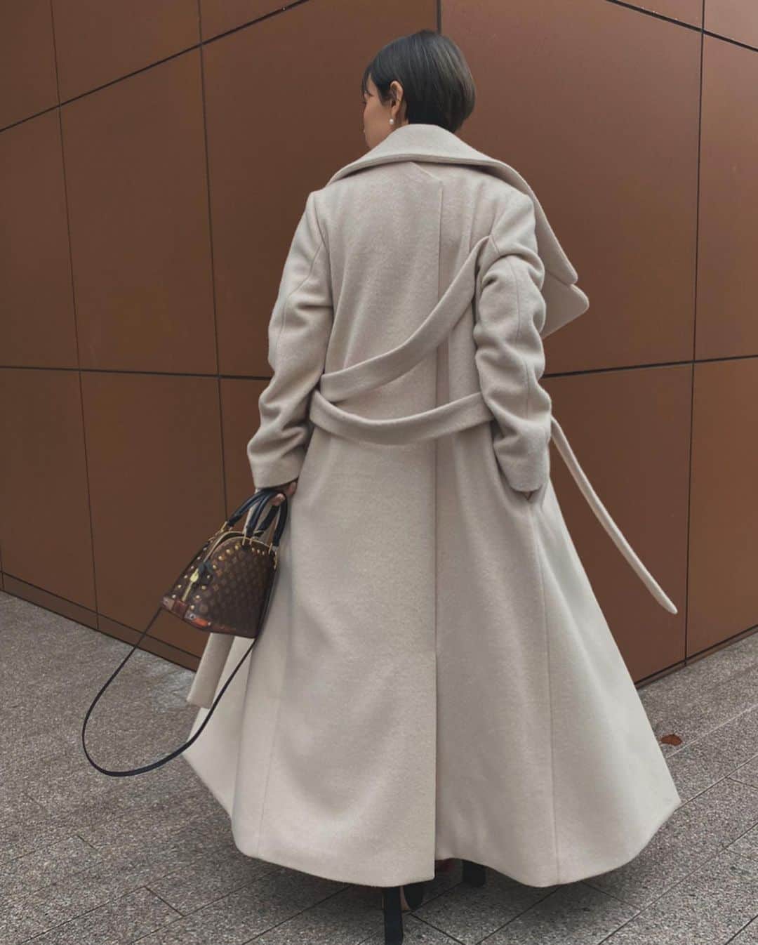 黒石奈央子さんのインスタグラム写真 - (黒石奈央子Instagram)「ダンボコートのIVOカラー😍 . UNDRESSED DAMBO COLLAR LONG COAT ¥37000 ...