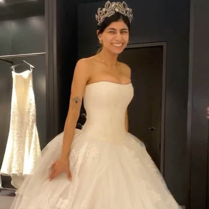 ミア・ハリファさんのインスタグラム動画 - (ミア・ハリファInstagram)「Imagine if I was this extra ...