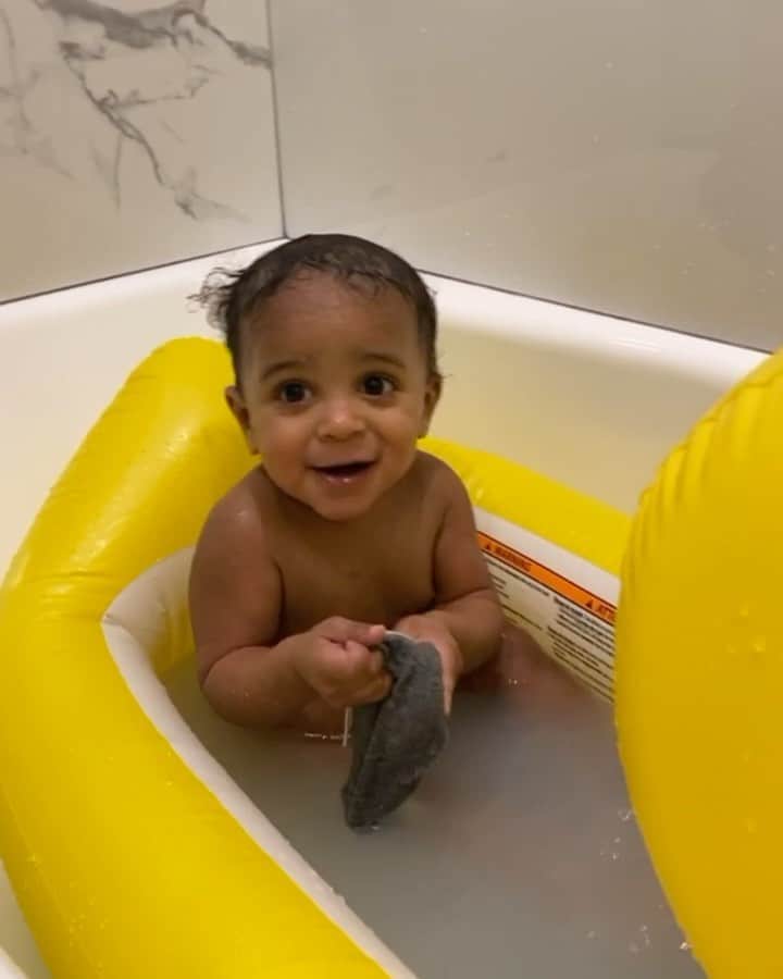 Tori Hughesさんのインスタグラム動画 - (Tori HughesInstagram)「Oatmeal Bath 🛁 🥰」12月29 ...