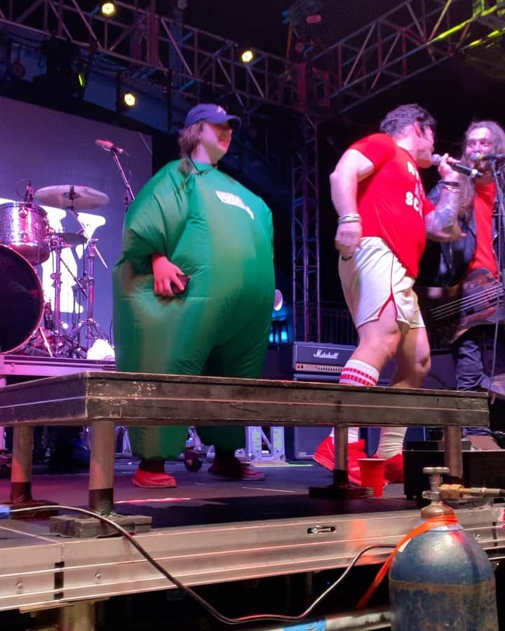 クリス・ジェリコさんのインスタグラム動画 - (クリス・ジェリコInstagram)「The Fat Green Guy & Danny ...