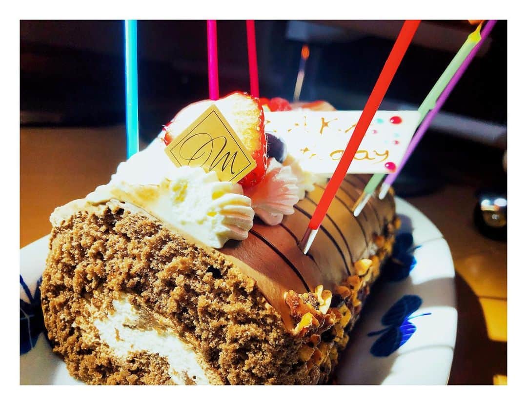 TAKUYAさんのインスタグラム写真 - (TAKUYAInstagram)「1日早めに祝っていただきました🎂 あと910(Qyoto)ロウソク立ててくれました🎸 今年もみなさんよろしくお願い ...