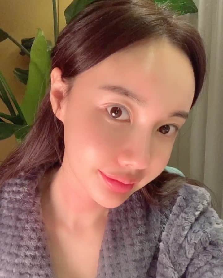 Hyemiさんのインスタグラム動画 - (HyemiInstagram)「MTS와 큐리앰플조합💗 MTS 하고 큐리앰플바르고 엘리시어와 에르띠재생크림 발라줬어요! 이렇게 하고 나면 ...