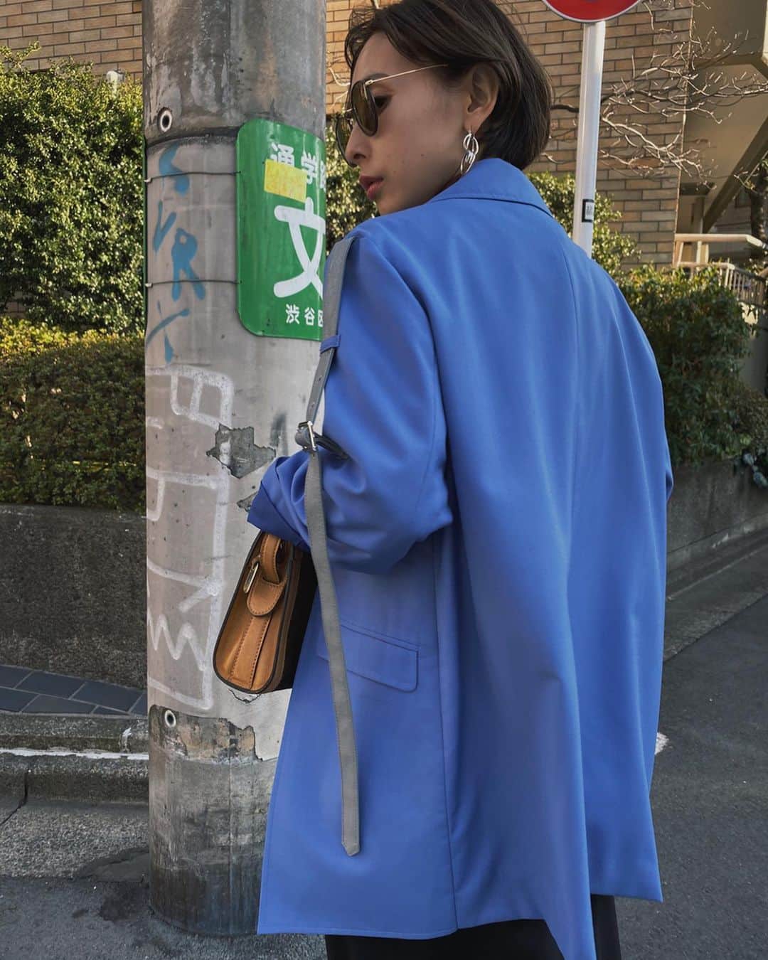 黒石奈央子さんのインスタグラム写真 - (黒石奈央子Instagram)「あめりふく。 . . . BELT TIE DUAL JK ¥19500 3/6 HIGH NECK BLOUSE ¥ ...