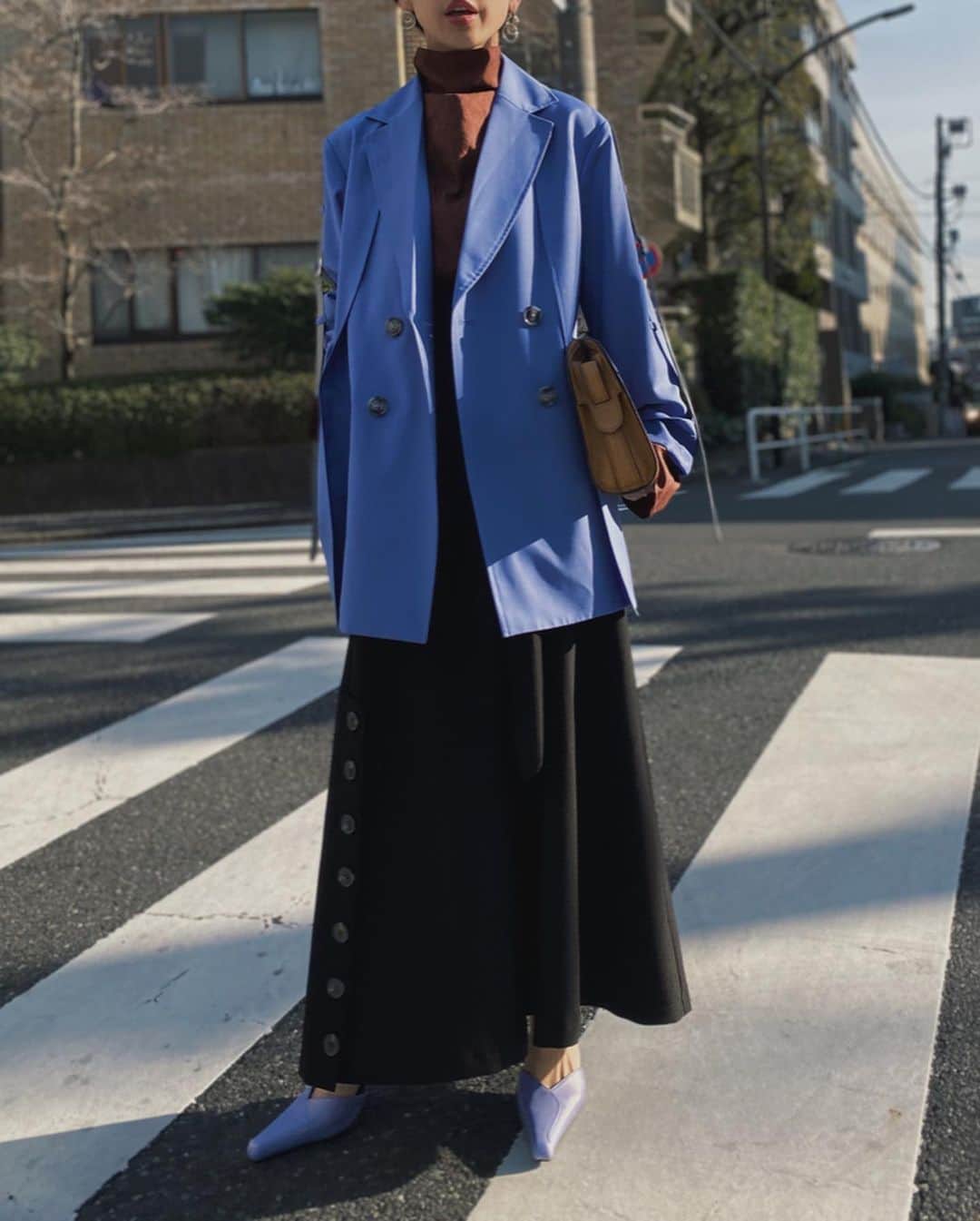 黒石奈央子さんのインスタグラム写真 - (黒石奈央子Instagram)「あめりふく。 . . . BELT TIE DUAL JK ¥19500 3/6 HIGH NECK BLOUSE ¥ ...