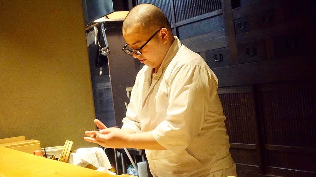 IKKO’S FILMSさんのインスタグラム写真 - (IKKO’S FILMSInstagram)「大将はミシュラン一つ星の「鮨 真」出身 大ぶりなネタとシャリが食べ応え抜群 もうね、理屈 ...