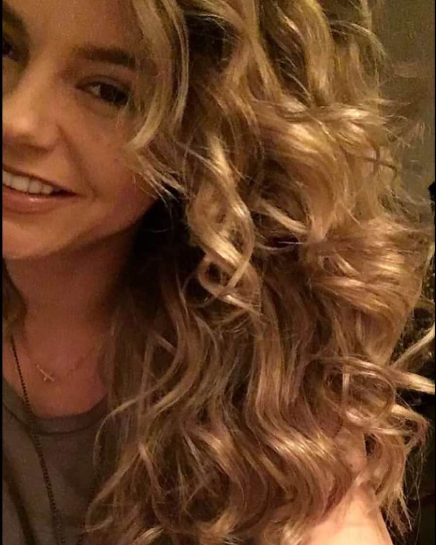 ブリー・オルソンさんのインスタグラム写真 - (ブリー・オルソンInstagram)「‪Unusual sighting- a smile ...