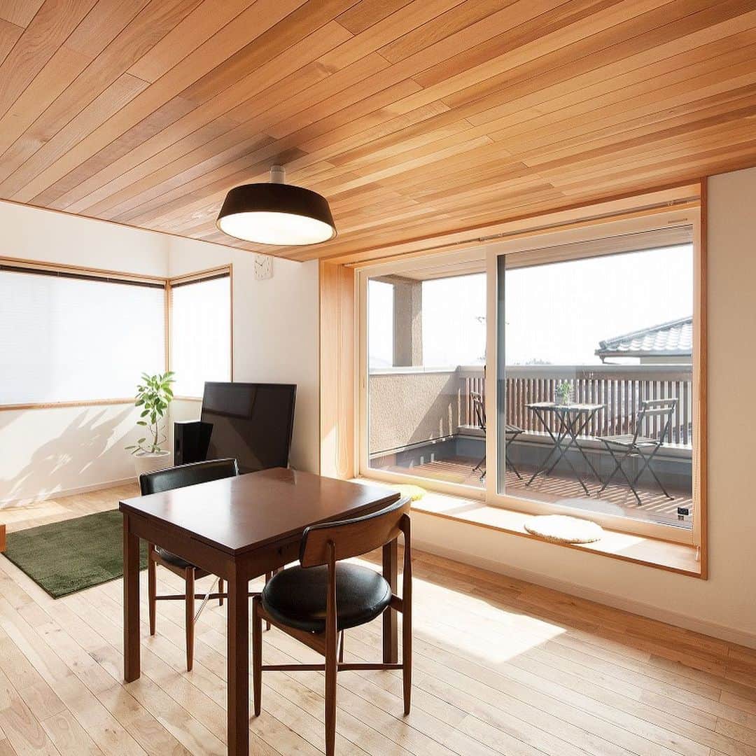 e-sumai_kyotoさんのインスタグラム写真 - (e-sumai_kyotoInstagram)「天井にはレッドシダー貼りをし、温かみのある空間へ！ バルコニーでちょっと一息したり ...
