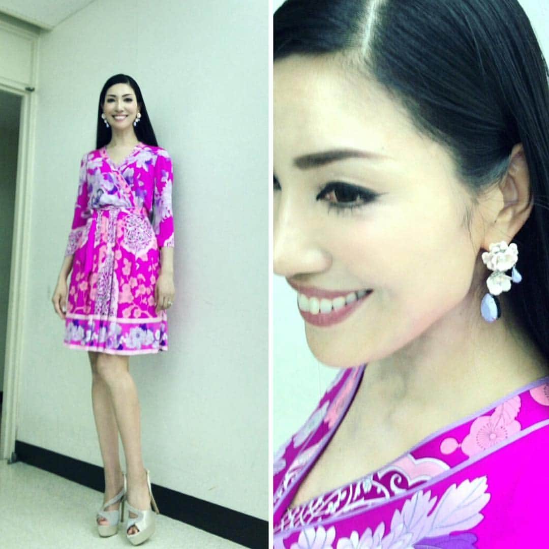 アンミカさんのインスタグラム写真 - (アンミカInstagram)「昨日の衣装 ️ピンク大流行の春を先取り🌸 #ootd ワンピ #leonard 靴 #revk ピアス #rishdeco ...