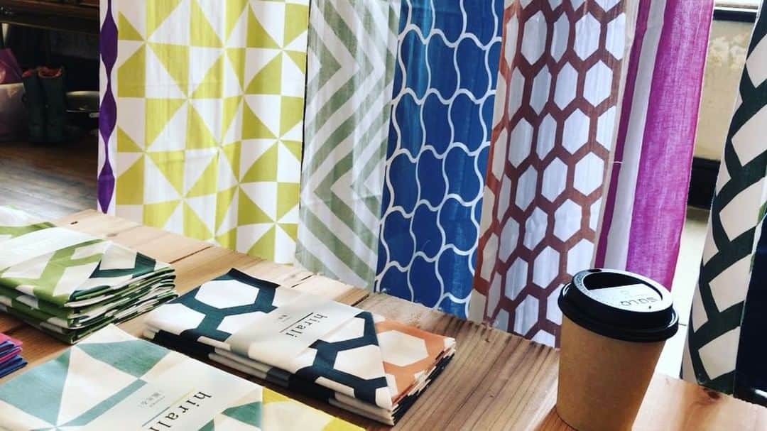 hiraliさんのインスタグラム動画 - (hiraliInstagram)「先日、hiraliが風に揺られてひらひら〜。 hiraliはその名の通りひらりとめくれた時の裏側が色が違う所から ...