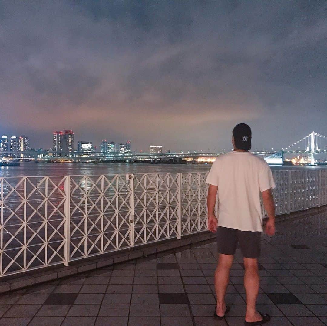 藤田太陽さんのインスタグラム写真 - (藤田太陽Instagram)「・ いつかのタイ散歩。 ・ #tokyo夜景 #187cm #95kg #いつかの散歩 #レインボーブリッジ #近所 ...