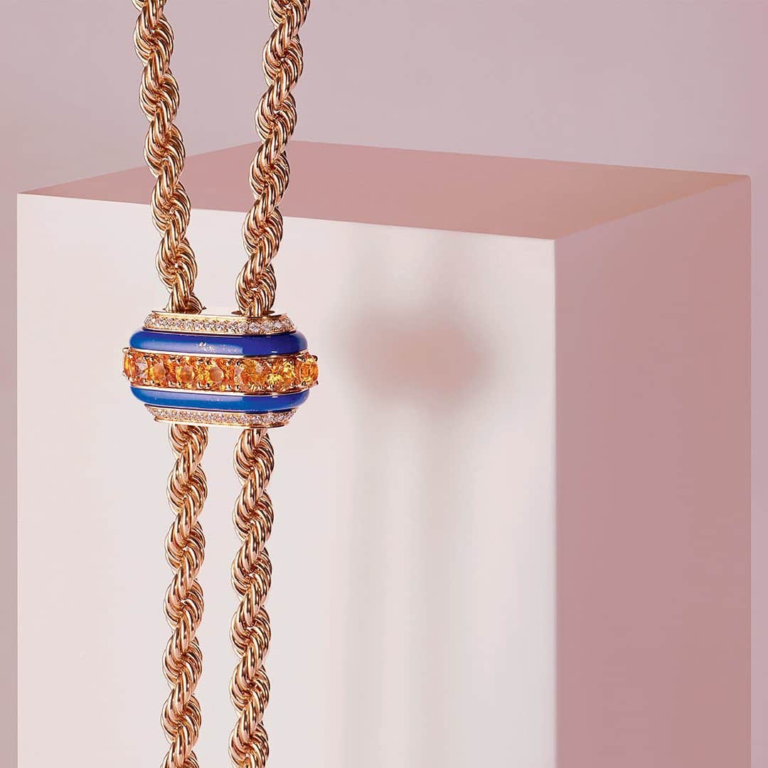 ヴァンクリーフ&アーペルさんのインスタグラム写真 - (ヴァンクリーフ&アーペルInstagram)「Slide and take a ...