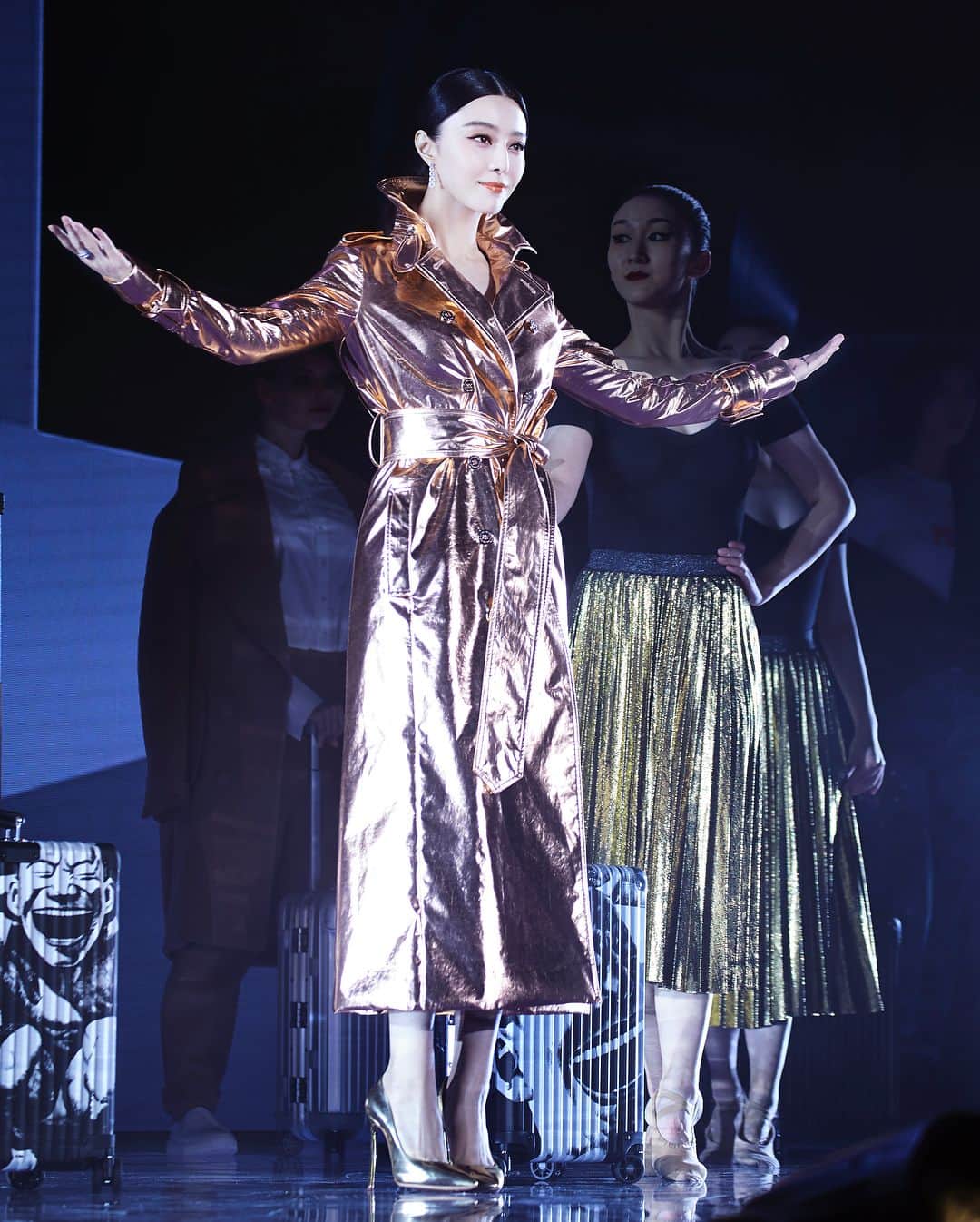 ファン・ビンビンさんのインスタグラム写真 - (ファン・ビンビンInstagram)「Tmall Collection 2017 in Shanghai. Love the suitcase ...