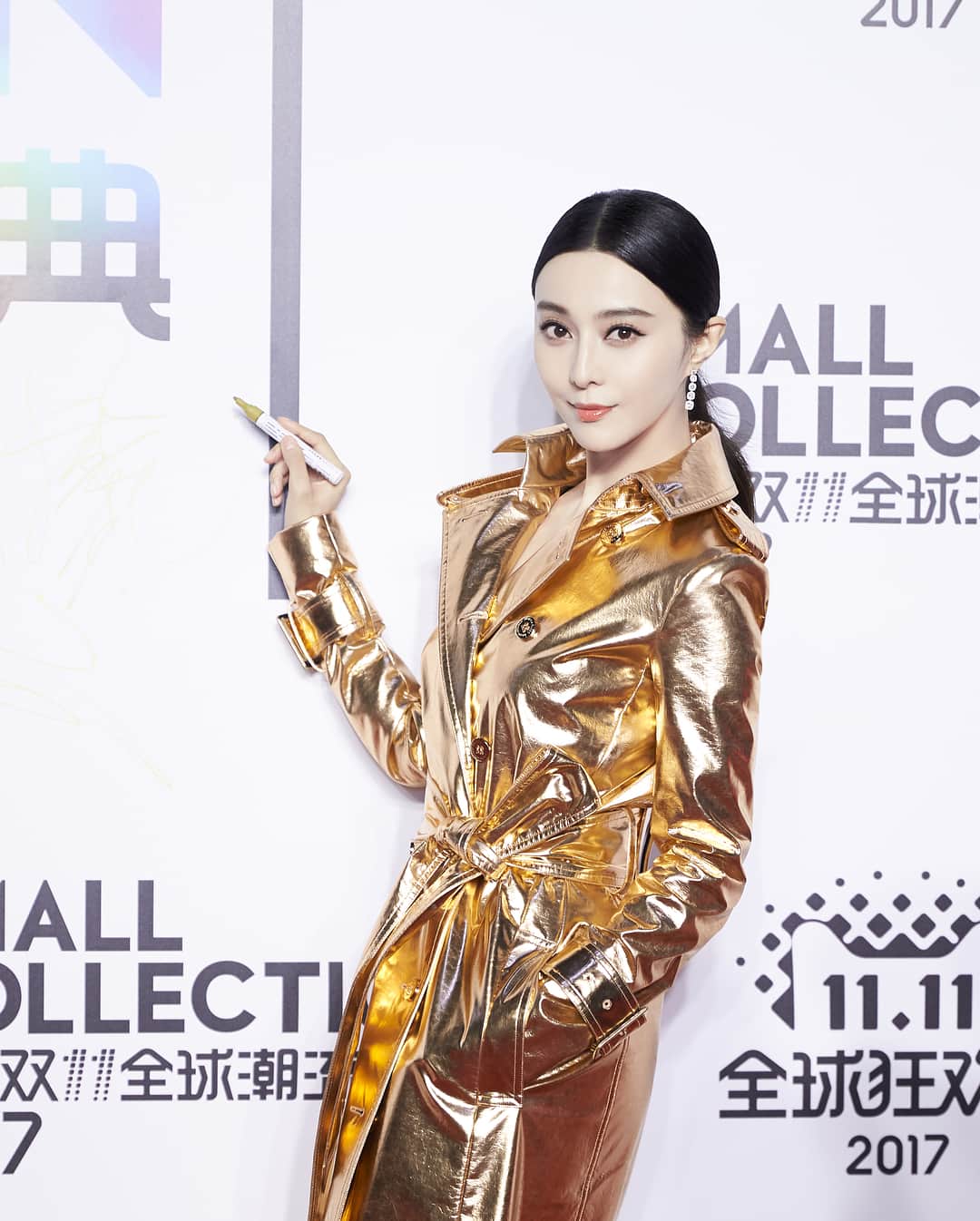 ファン・ビンビンさんのインスタグラム写真 - (ファン・ビンビンInstagram)「Tmall Collection 2017 in Shanghai. Love the suitcase ...