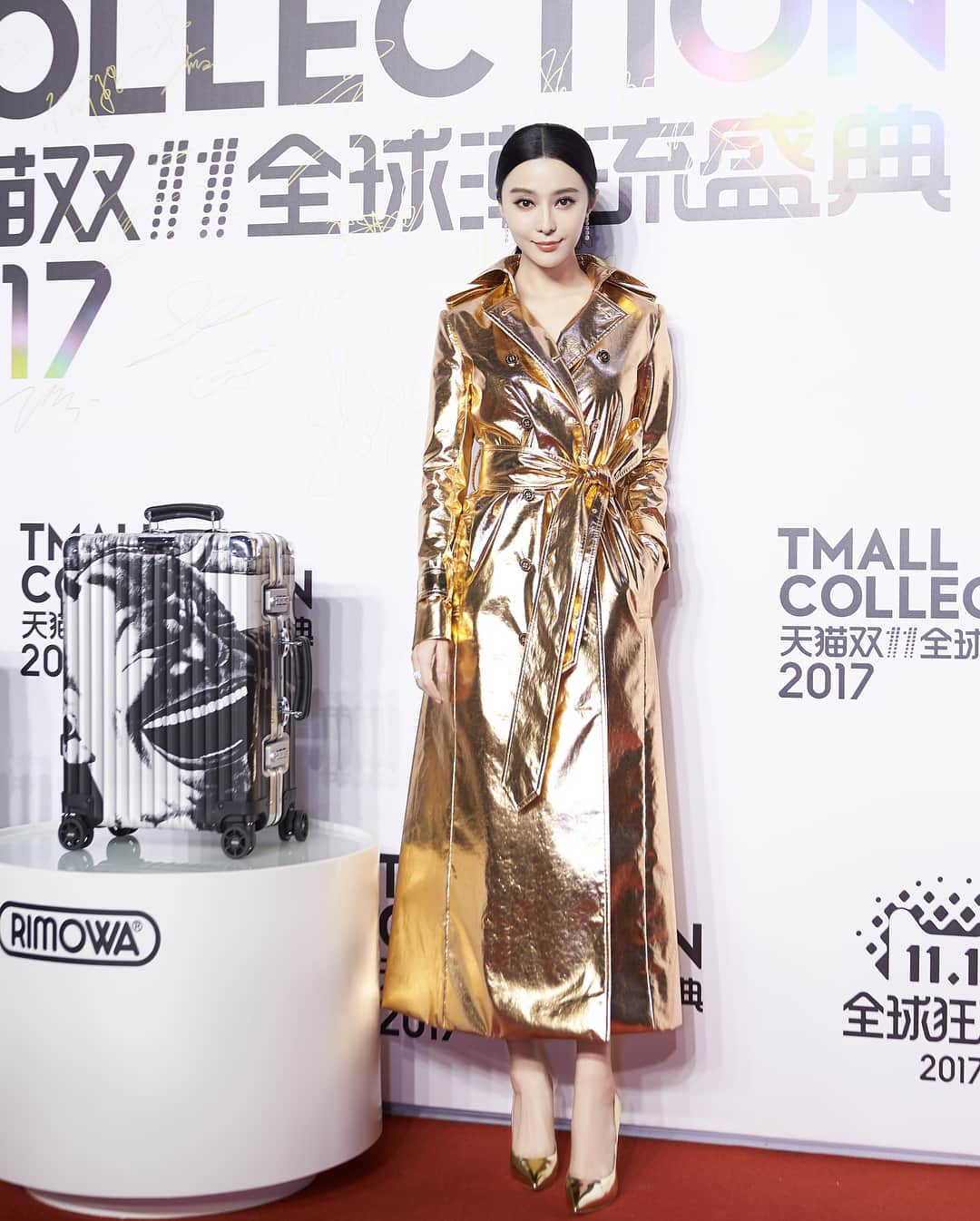 ファン・ビンビンさんのインスタグラム写真 - (ファン・ビンビンInstagram)「Tmall Collection 2017 in Shanghai. Love the suitcase ...