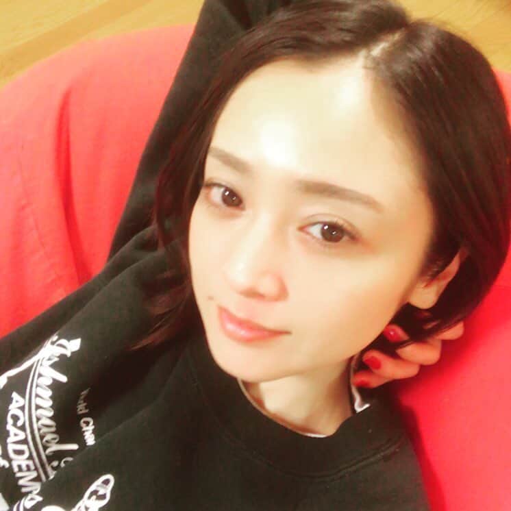 安達祐実さんのインスタグラム写真 安達祐実instagram 「🖤🖤🖤 実家でくつろぐ ほっこりするなぁ」11月21日 20時07分