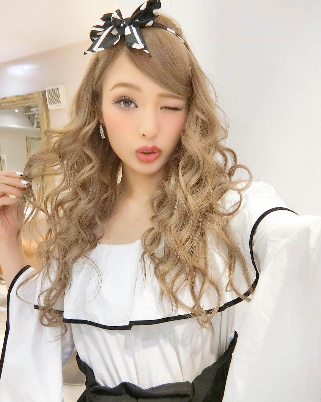 RiRiさんのインスタグラム写真 - (RiRiInstagram)「ROLLENに行って来たよん ️ 今回は、全頭カラー、シールエクステ ...