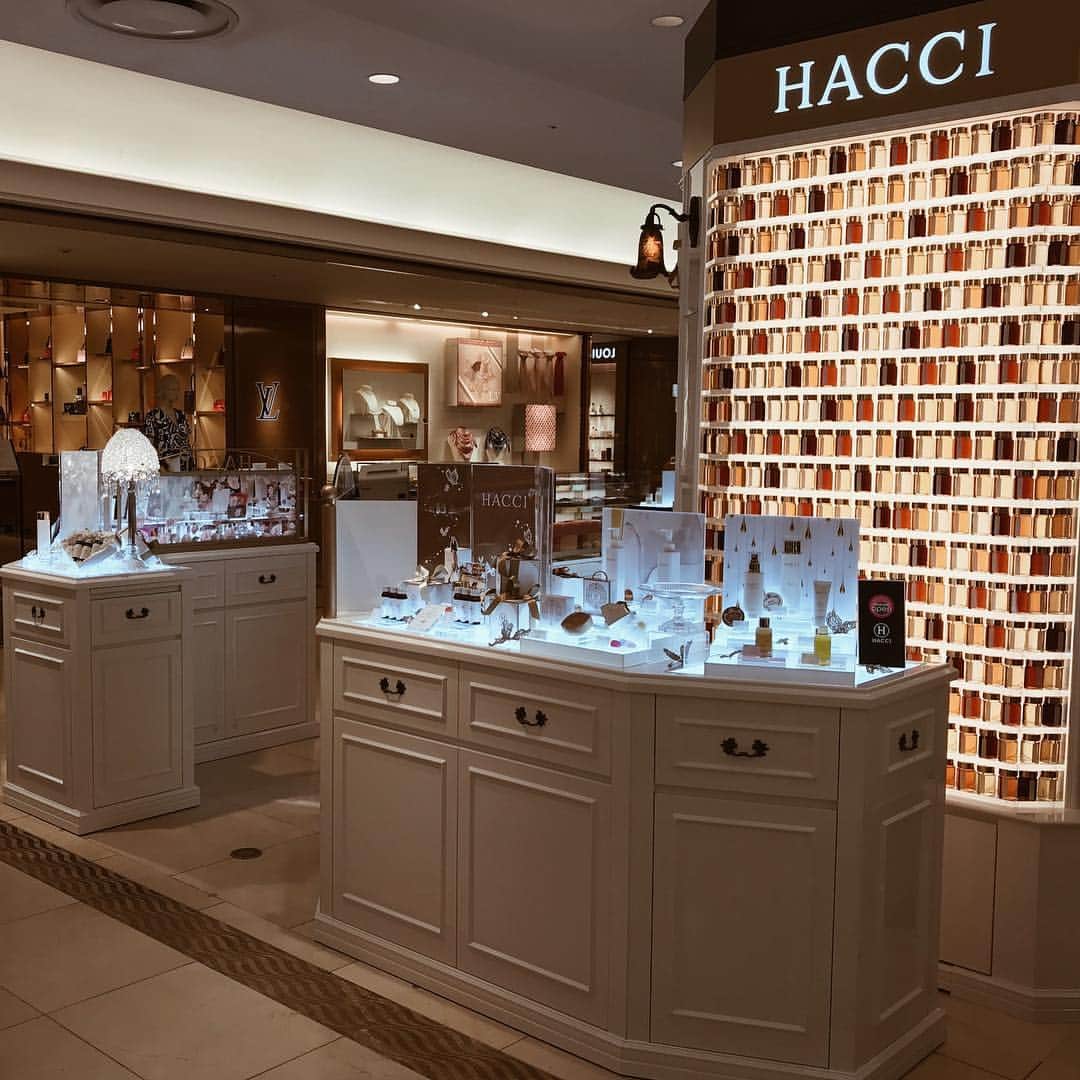 HACCI officialさんのインスタグラム写真 - (HACCI officialInstagram)「HELLO Osaka!! 本日より阪急うめだ本店2Fコスメフロアのお店が ...