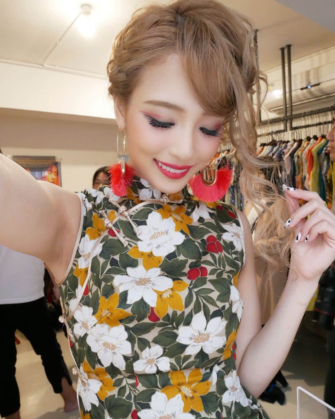 RiRiさんのインスタグラム写真 - (RiRiInstagram)「選んだドレスに合わせて、ヘアセットもしてもらったよん ️ レッドシャドウ ...