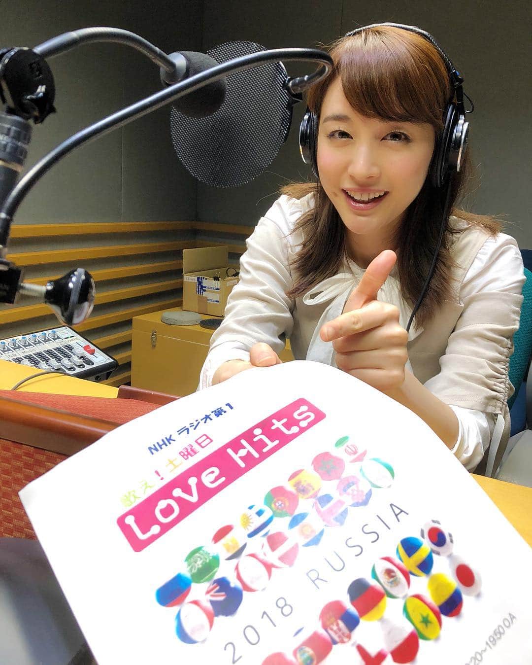 新井恵理那さんのインスタグラム写真 - (新井恵理那Instagram)「『歌え！土曜日 Love Hits』19:20から始まりました！らじる☆らじるのアプリから、NHKラジオ第一をつけてみ ...