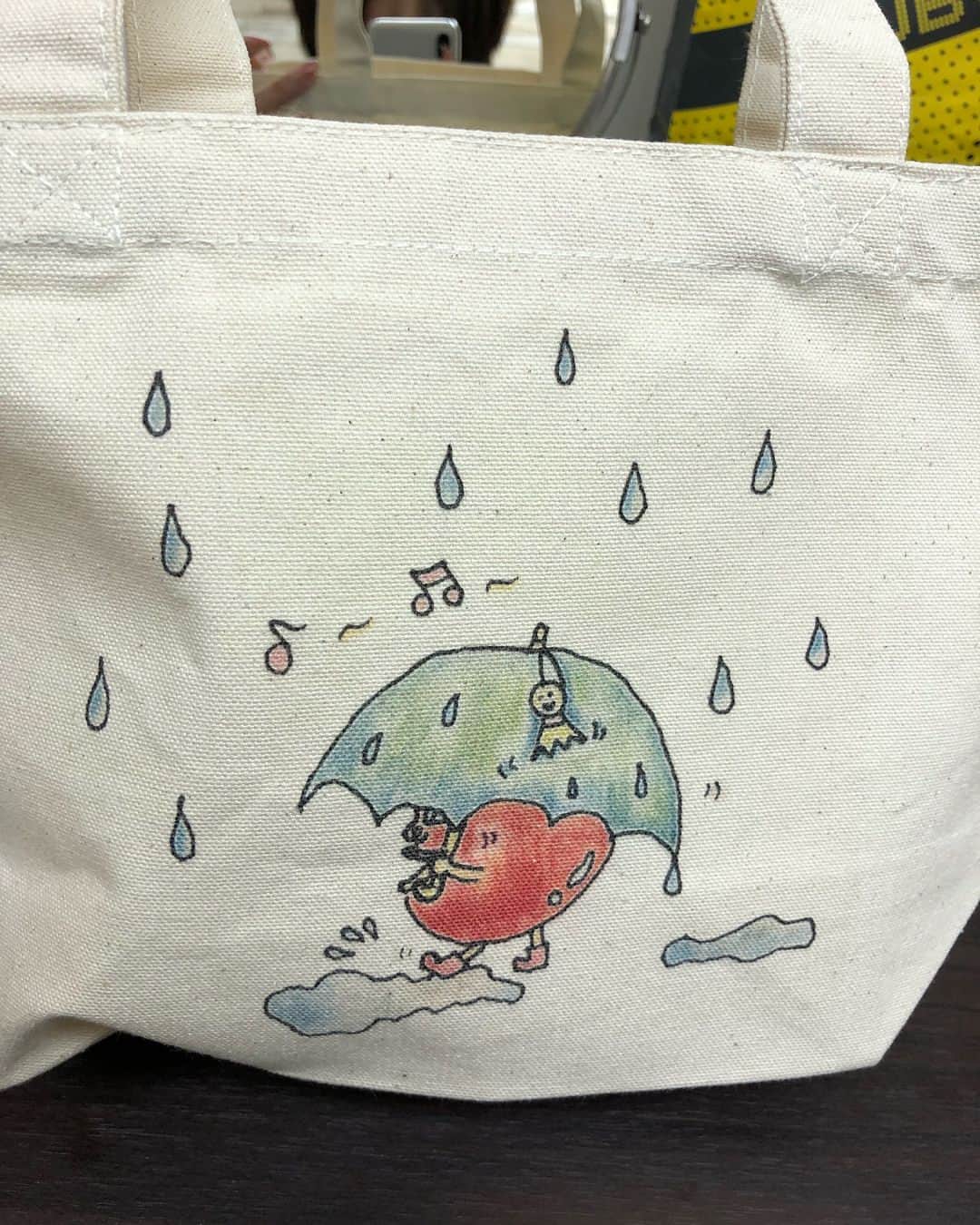 江波りゅうさんのインスタグラム写真 江波りゅうinstagram 「好きなシーンだと、自分の絵をプリントしたトートバッグ頂いた。なんて