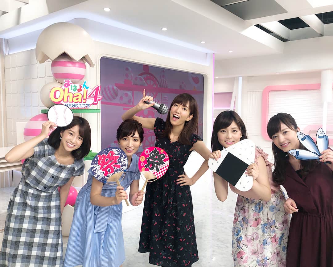 内田敦子さんのインスタグラム写真 - (内田敦子Instagram)「金曜日の集合写真。﻿ ﻿ Oha!4のキャスターブログ用に﻿ みんなに色々持たせて笑、撮影しました。﻿ ﻿ #oha4 ...