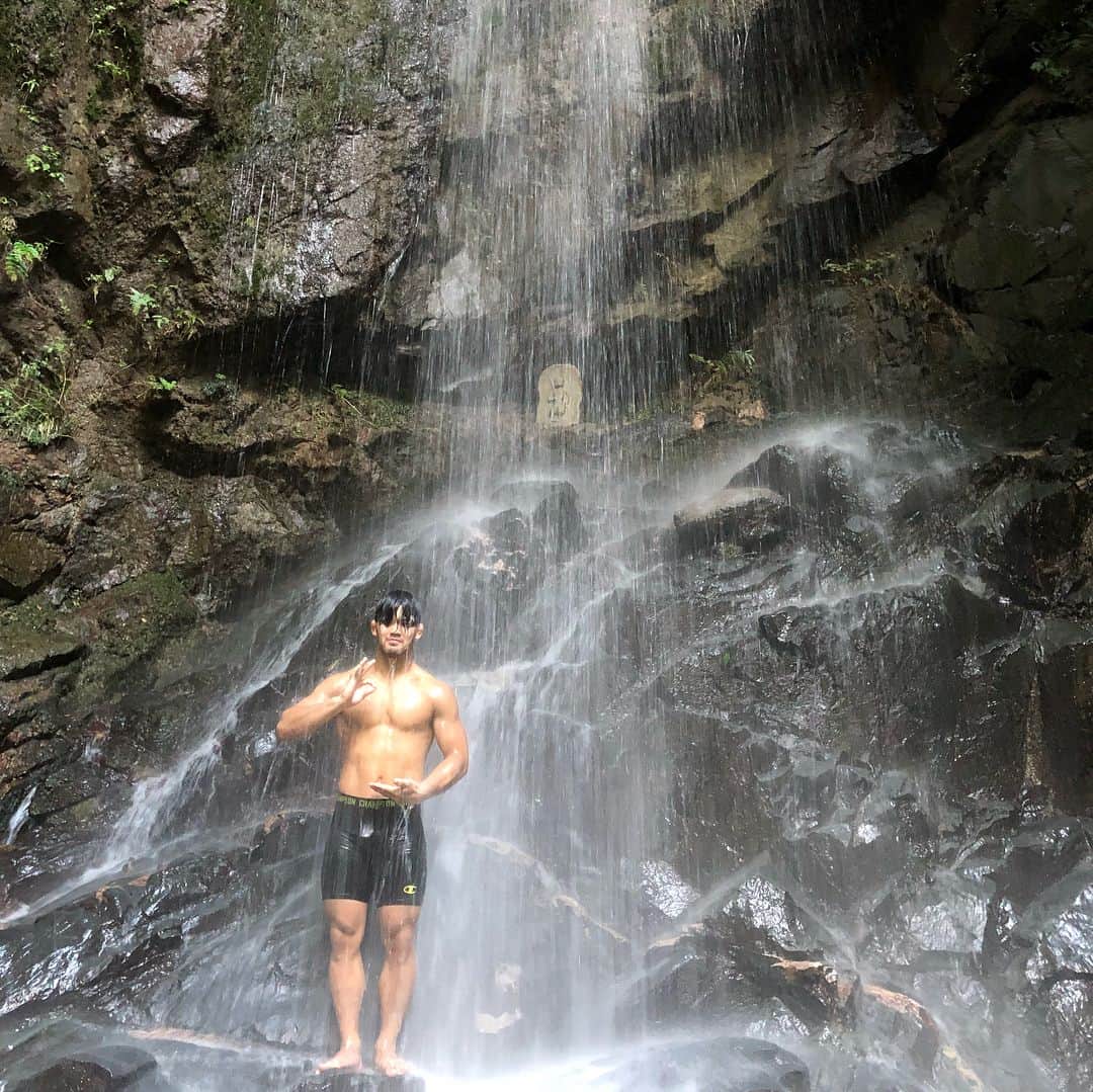 大野将平さんのインスタグラム写真 - (大野将平Instagram)「buddha style👌 今年は滝と川がマイブーム。 スイスの柔道仲間 ...