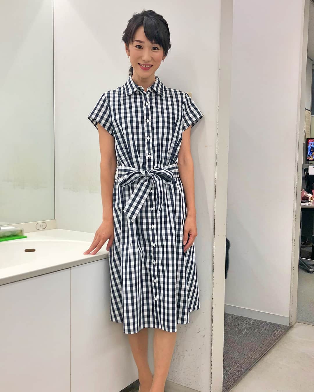 堂真理子さんのインスタグラム写真 - (堂真理子Instagram)「先週金曜日の衣装は、 ワンピース: #ketty #ケティ 昨日の衣装は、 ブラウス: #LAUTREAMONT ...