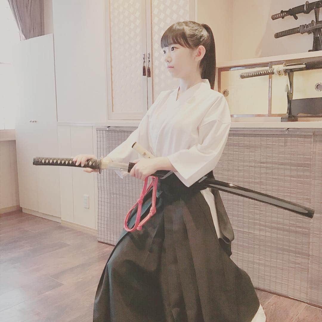 長澤茉里奈さんのインスタグラム写真 - (長澤茉里奈Instagram)「抜刀で相当びびってるまりちゅう 切れてびっくりしてます。笑 月刊 ...