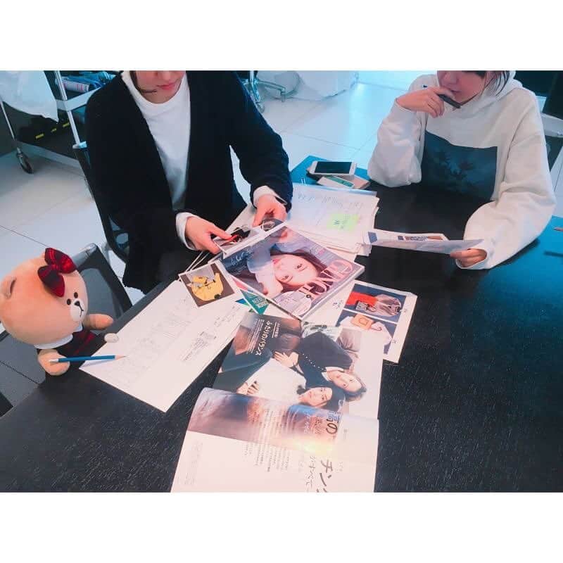 CHOCOさんのインスタグラム写真 - (CHOCOInstagram)「 👠👗💗👗👠 ・ #GINGER5月号の撮影にきたよ🎶 ・ 衣装選びや会議にも参加して編集長になった気分！ 桐谷美玲 ...