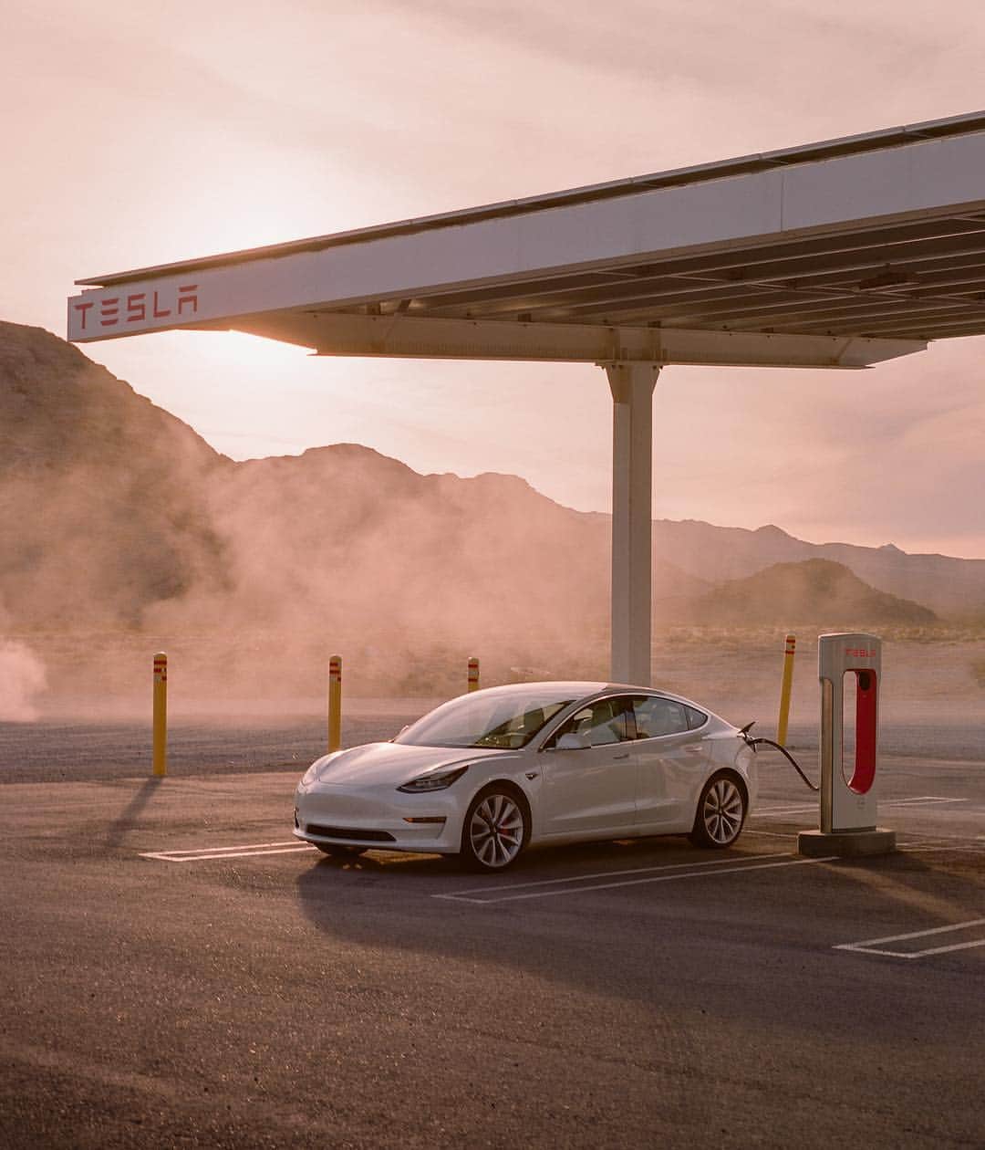 Teslaさんのインスタグラム写真 - (TeslaInstagram)「Desert Supercharger by @dinokuznik ...