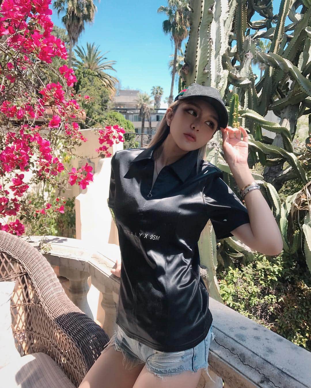 Grace Chowさんのインスタグラム写真 - (Grace ChowInstagram)「我在以光的速度變黑」4月13日 12時08分 ...