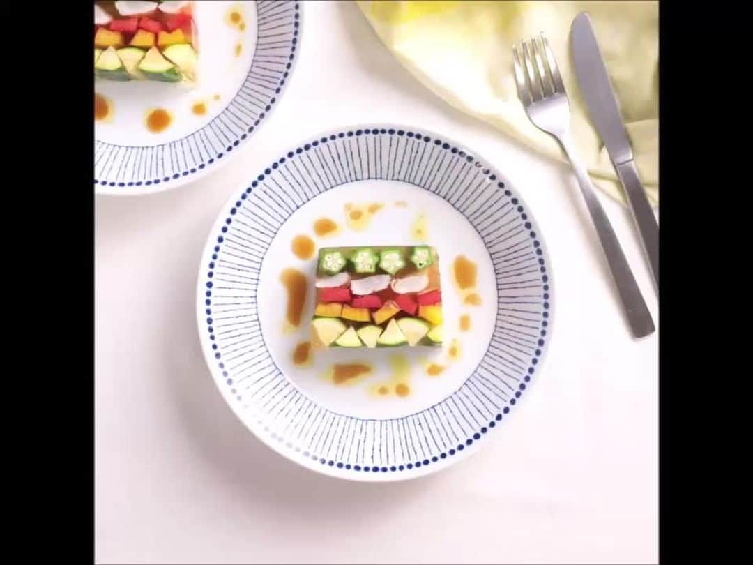 KOZLIFEさんのインスタグラム動画 - (KOZLIFEInstagram)「涼し気でカラフルなテリーヌ作り。 夏野菜でとっても爽やか！お家で素敵なテリーヌを。 器は同じく爽やかな、蒼十草 ...