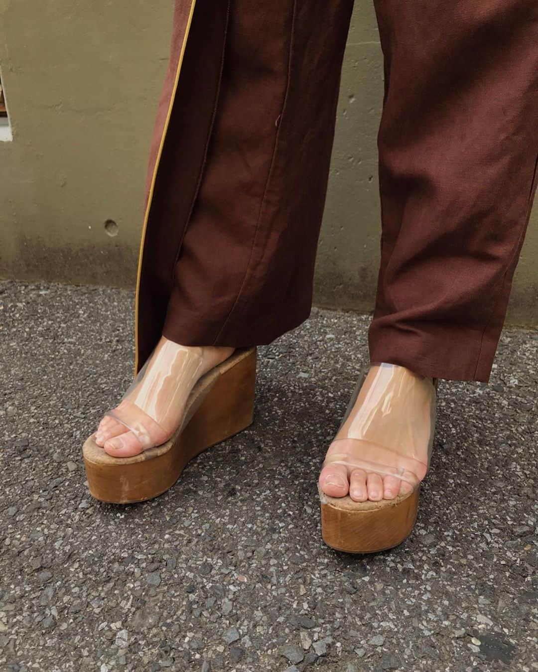 黒石奈央子さんのインスタグラム写真 - (黒石奈央子Instagram)「もうすぐ発売のサンダル . MEDI CLEAR PLATFORM SANDAL ¥17500+tax MEDI ...