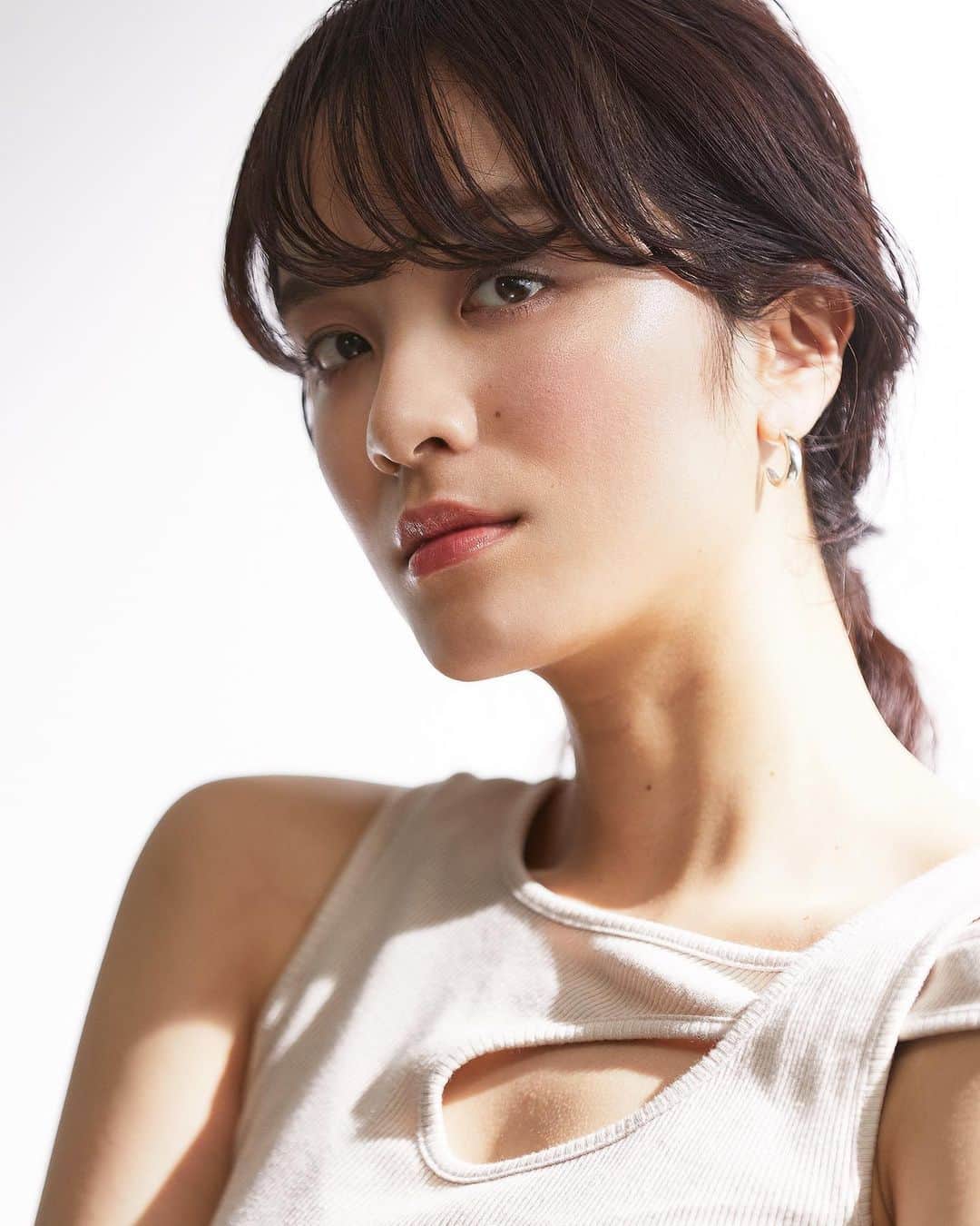 THREEさんのインスタグラム写真 - (THREEInstagram)「＜THREE LOVERS #212＞ . 夏を呼び寄せる、ジューシーなオレンジリップ。 . 表情を引き締める、肌の ...