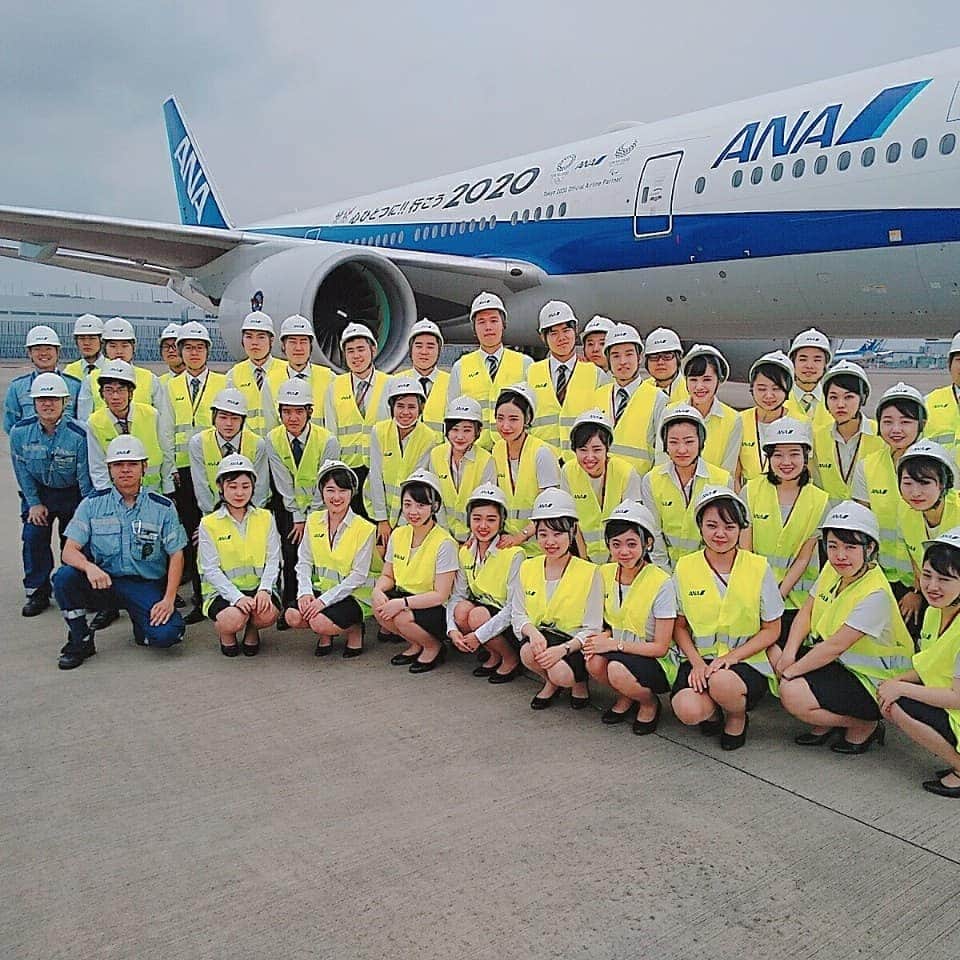 東京観光専門学校さんのインスタグラム写真 東京観光専門学校instagram 「エアラインサービス学科です🛫 1年生が羽田空港にある