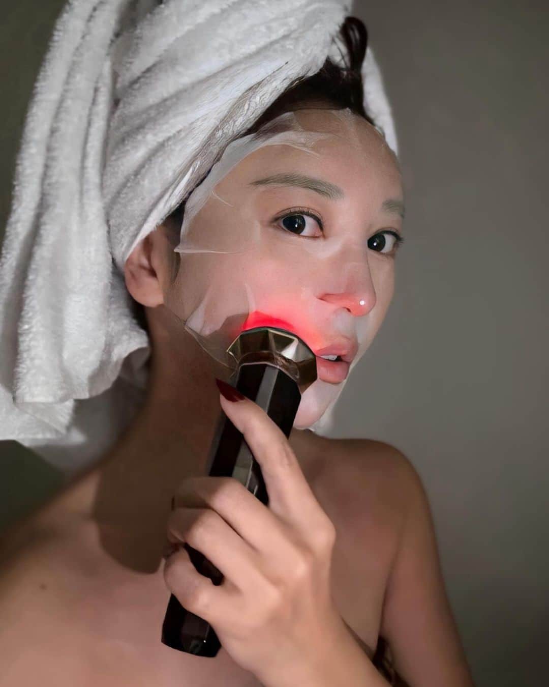 山崎みどりさんのインスタグラム写真 - (山崎みどりInstagram)「自宅でエステサロン級のエイジングケア🤍 【ANLAN RF温冷美顔器PRO 18K金メッキ】 最新の美顔器⭐︎ ...